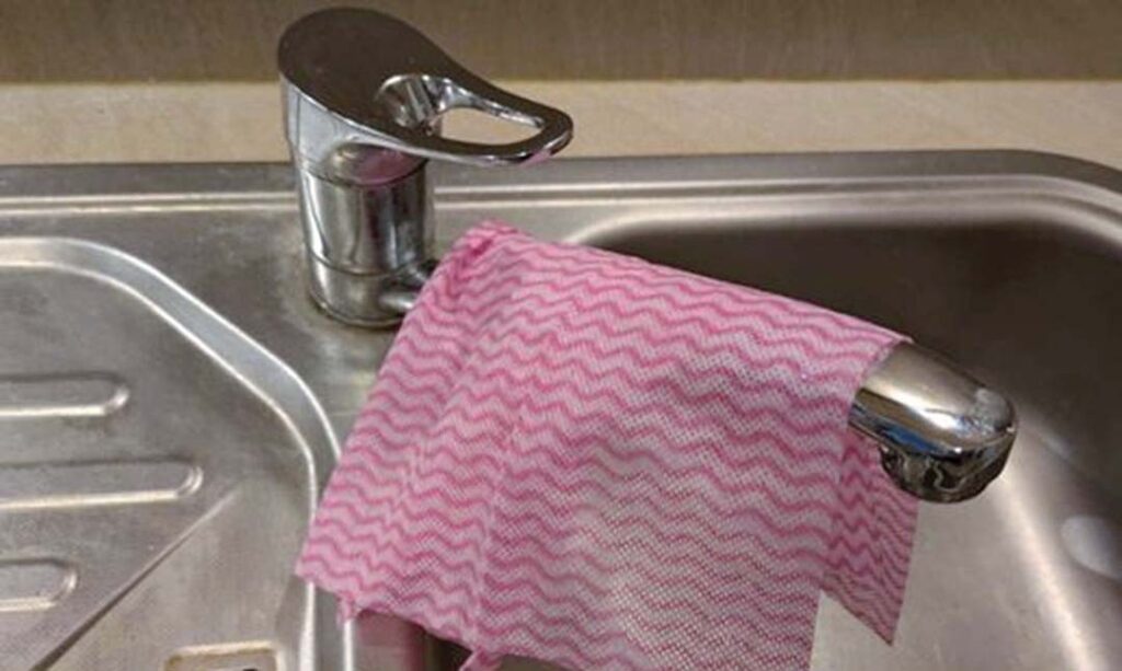 Les risques cachés de sécher un chiffon humide sur le robinet - Astuces ...