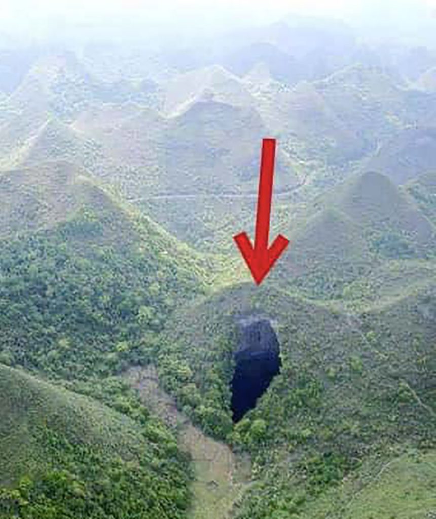 La Chine dévoile un gouffre abyssal cachant une forêt millénaire ...